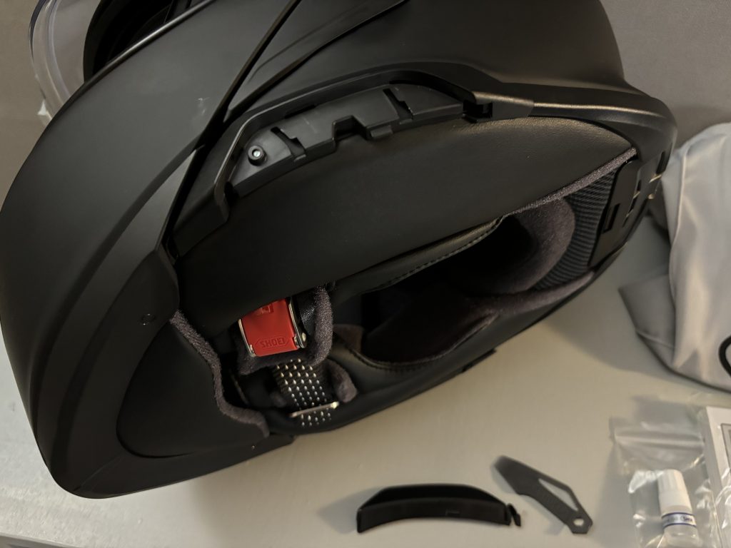 shoei_neotec_SHOEI Neotec 3 - Un des emplacement pour l'intercom SENA ...