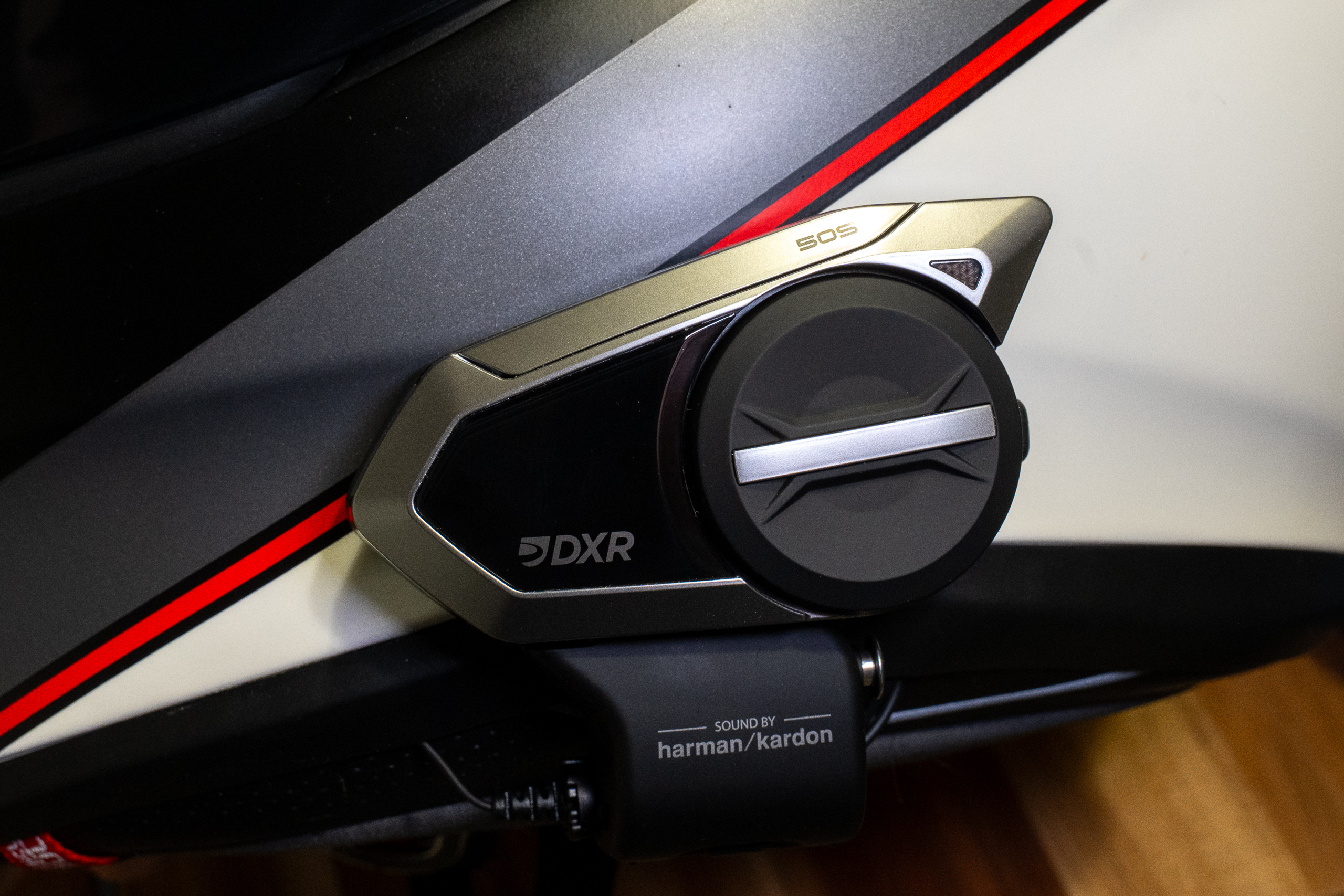 Essai DXR x Sena 50s - boitier installé ~ EnjoyTheRide